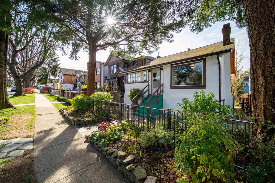 3721 Beatrice Street, Vancouver, BC, V5N 4H4 | R2549990 | Katayoon Webb