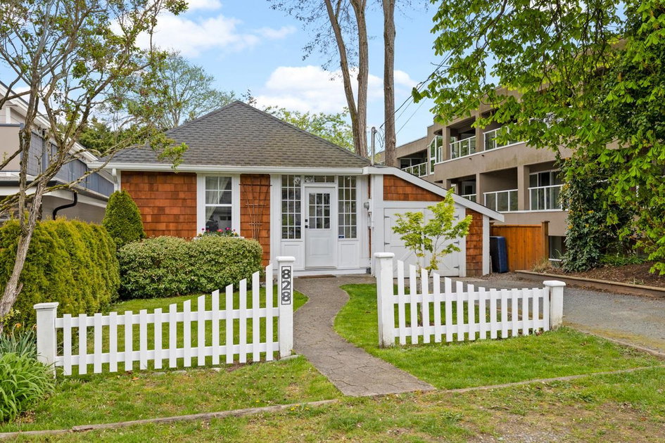 828 Kent Street, White Rock, BC, V4B 4V8 • R2872027 • Whitestone ...