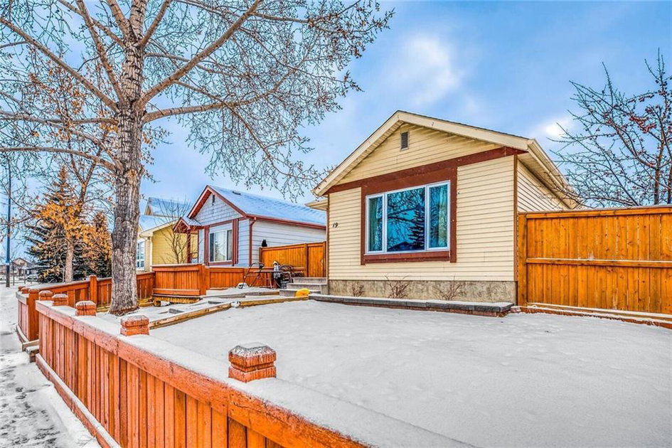 19 Erin Woods Boulevard SE, Calgary, AB, T2B 2X2 | C4223243 | Michelle ...