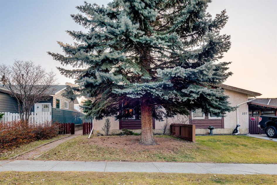 225 Queensland Place SE, Calgary, AB, T2J 4E1 | A1047053 | Kelsey Jones