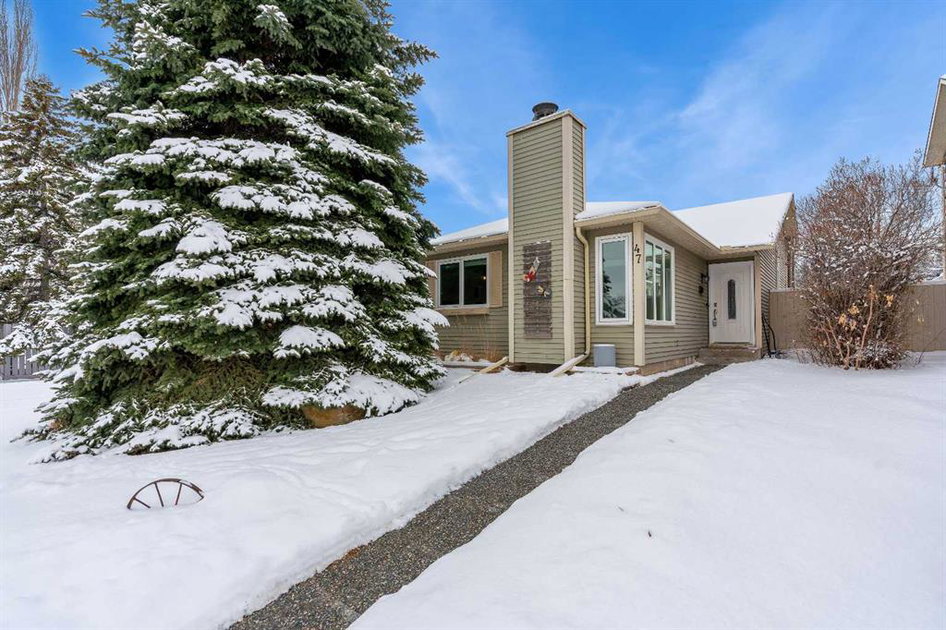 47 Deersaxon Road SE, Calgary, AB, T2J 6T1 | A2293712 | Nathan Koenigsberg
